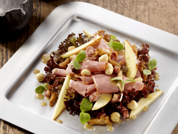 Boerensalade met pastrami, paddenstoeltjes, hazelnootjes, spekjes en ...