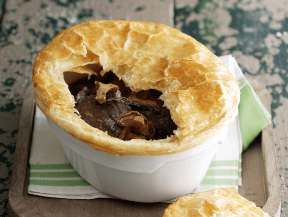 Sukadevlees met cantharellen onder bladerdeegdeksel - Keurslager