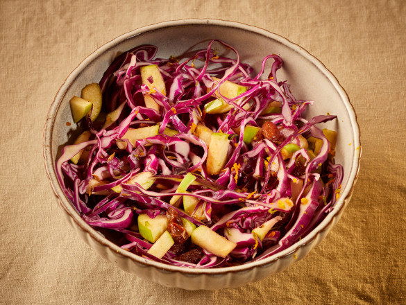 Salade van rode kool met gember en rozijnen - Keurslager