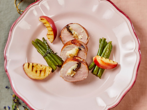 Varkenshaas gevuld met brie, gedroogde pruimen en walnoten - Keurslager