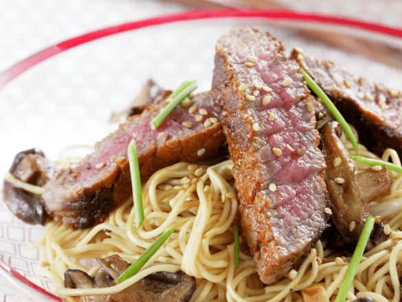 Pepersteak met shii-take en noedels - Keurslager