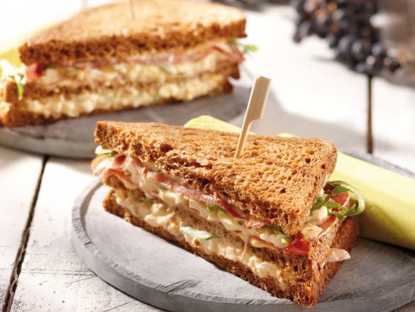 Donkere meergranensandwich met eiersalade en Ardennerham - Keurslager